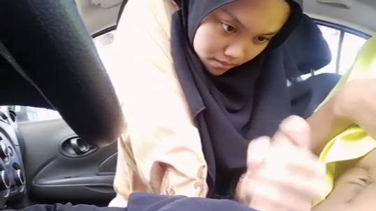 Bokep bocil malay jilbab ngocokin dimobil • BokepIndo21